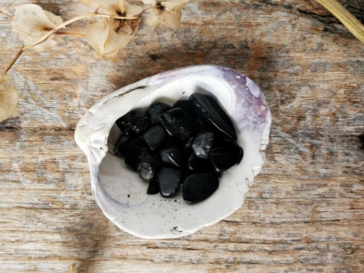 Must turmaliin poleeritud kivid - Koidukuma maagiamaailm